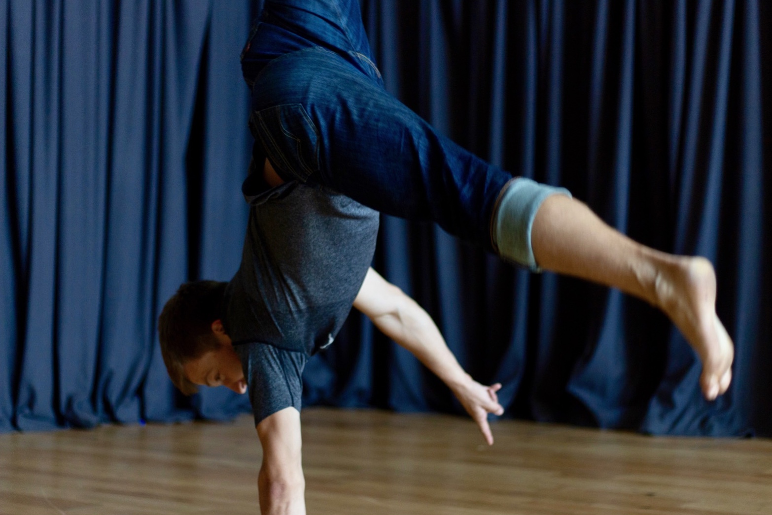 SOFT-ACRO & TWISTED HANDSTANDS – Sudden Movements